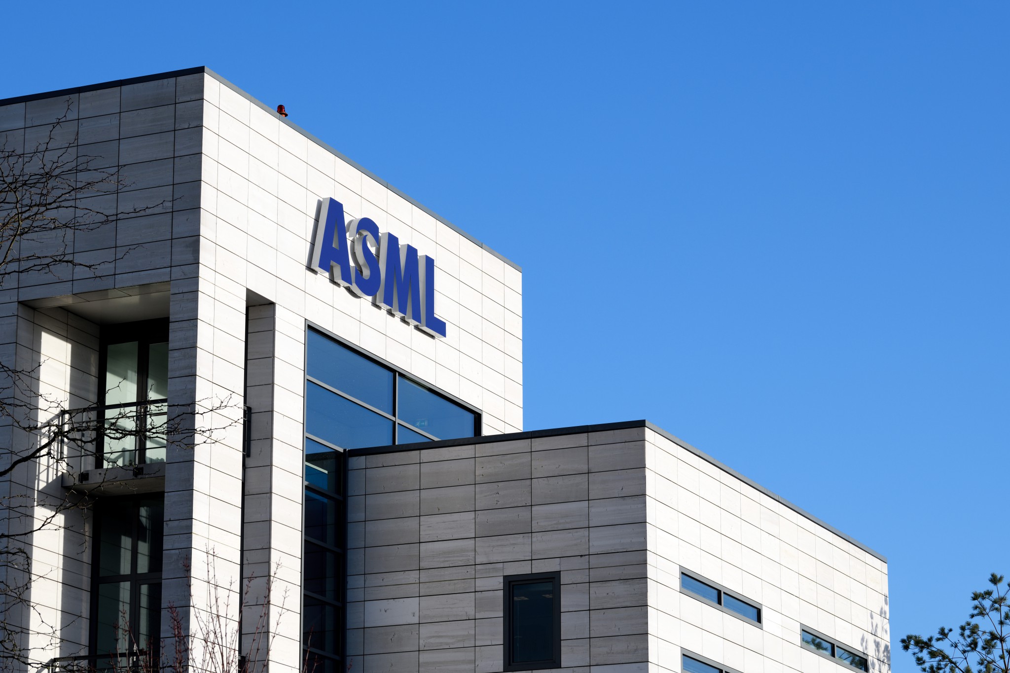 ITReseller | ASML w ogniu krytyki. Firma sprzedała urządzenia do ...